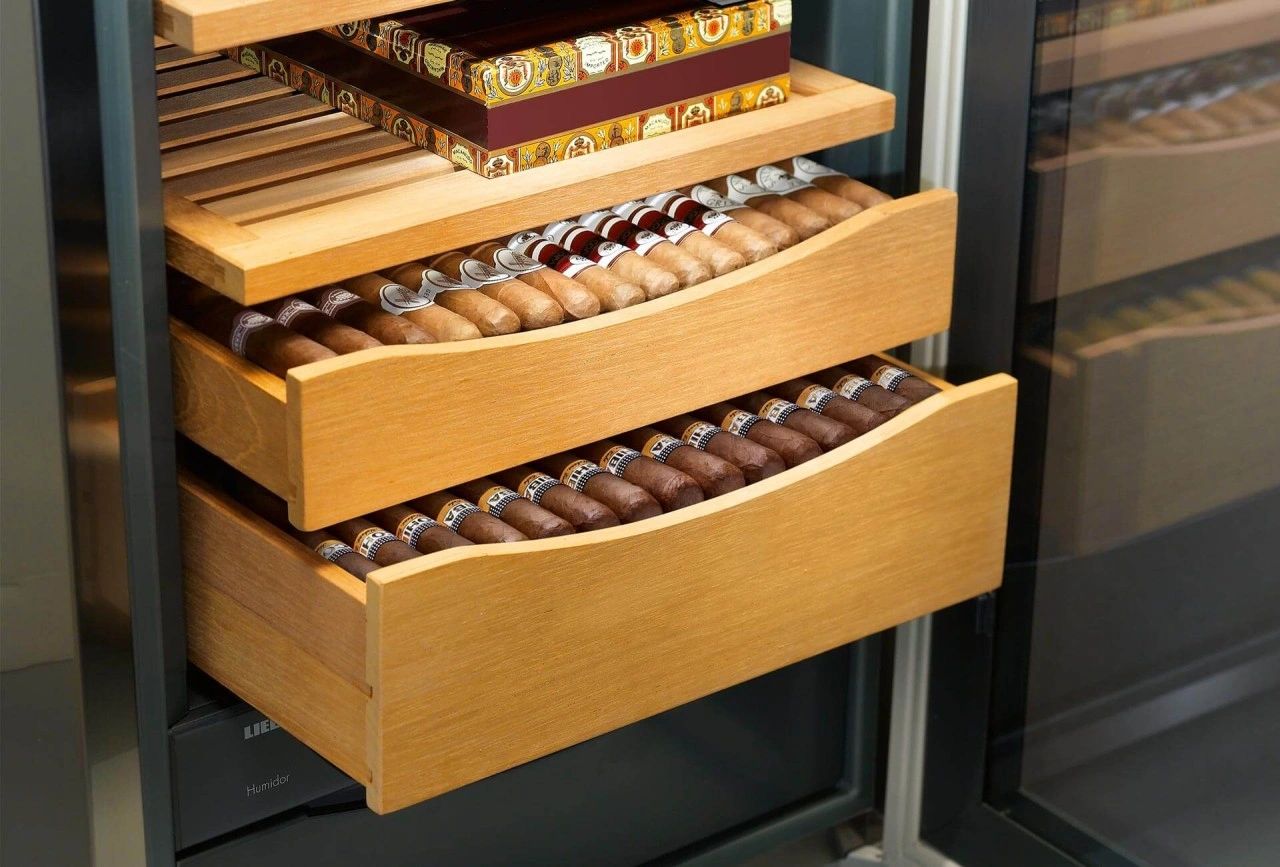 Choosing the Right Cigar Humidor: A Comprehensive Guide