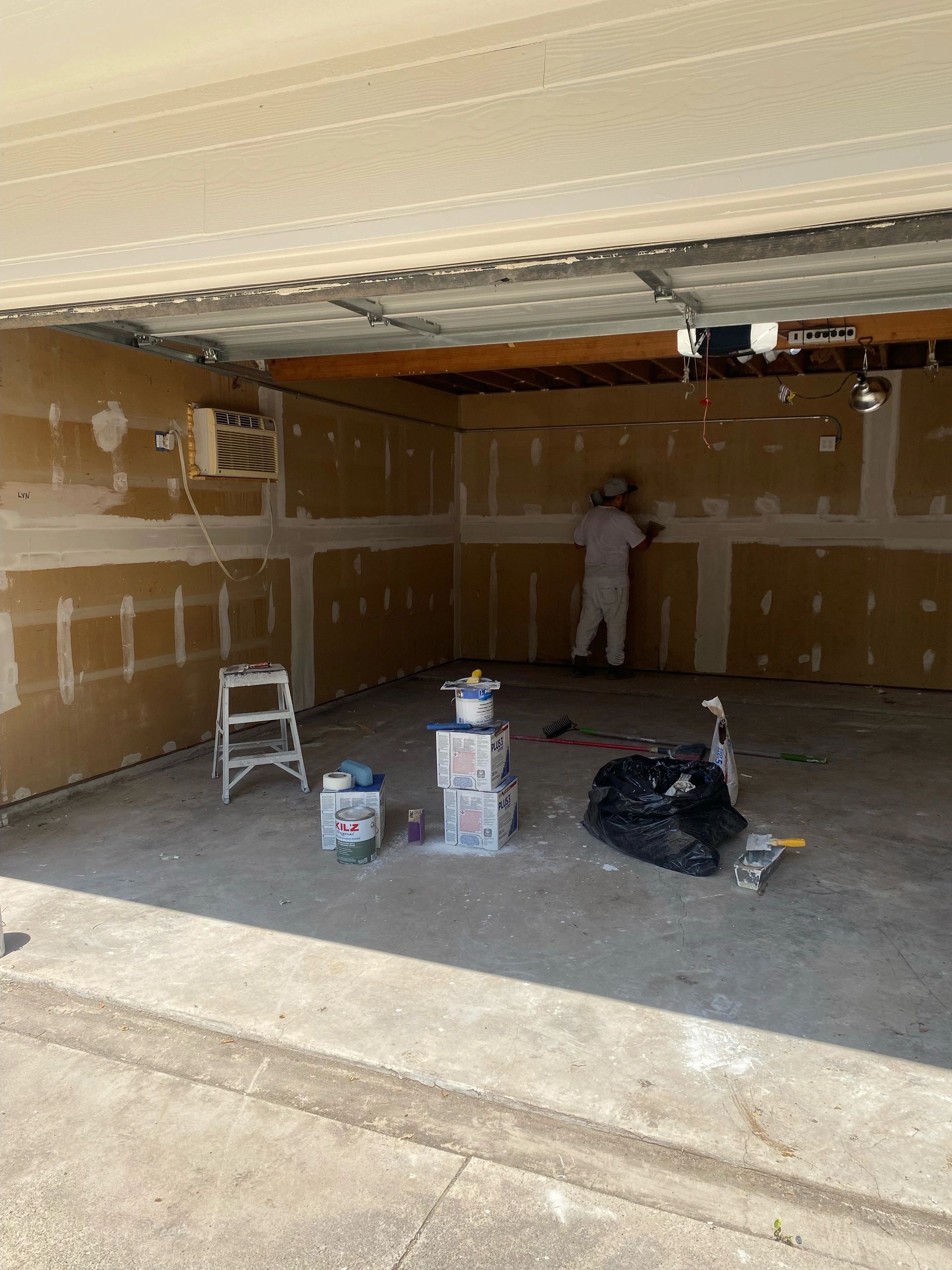 Dallas Garage Update: Epoxy Coating Unveiled by DFW Painting