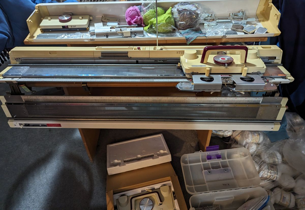 Studio S270 Fine Bed Knitting Machine, FRP70 Ribber, Lace Carriage ...