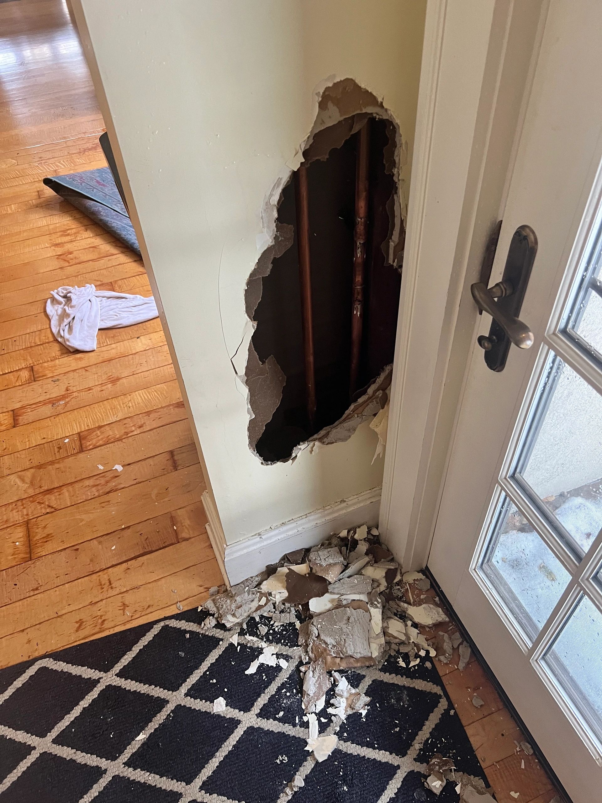 The Benefits of Hiring a Handyman for Small Jobs Handyman near me ...