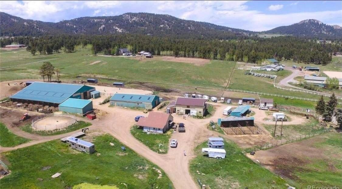 Happy Hooves Ranch LLC - Horse Boarding, Indoor Arena