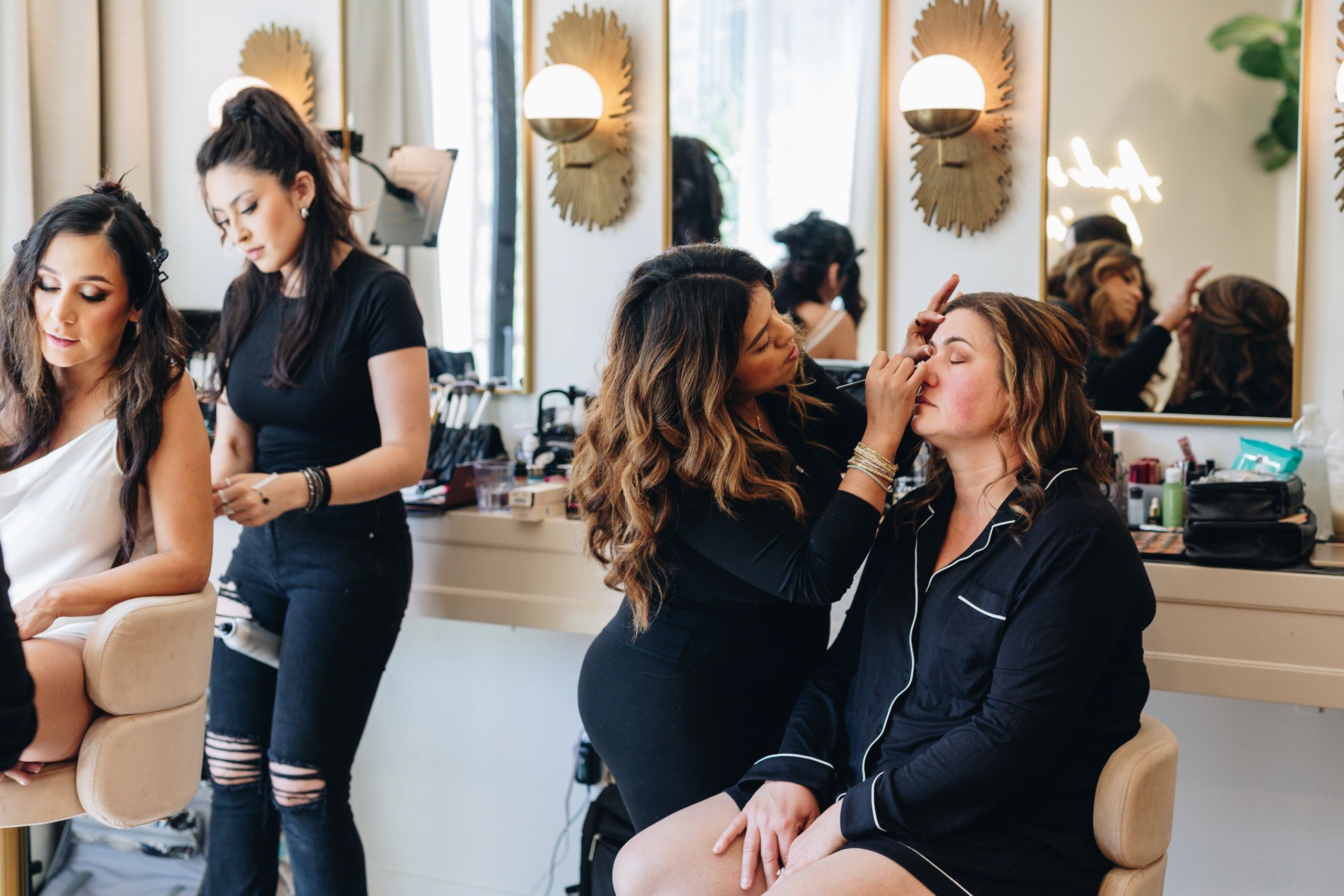 Best Beauty Salon for Hairstyling and Makeup