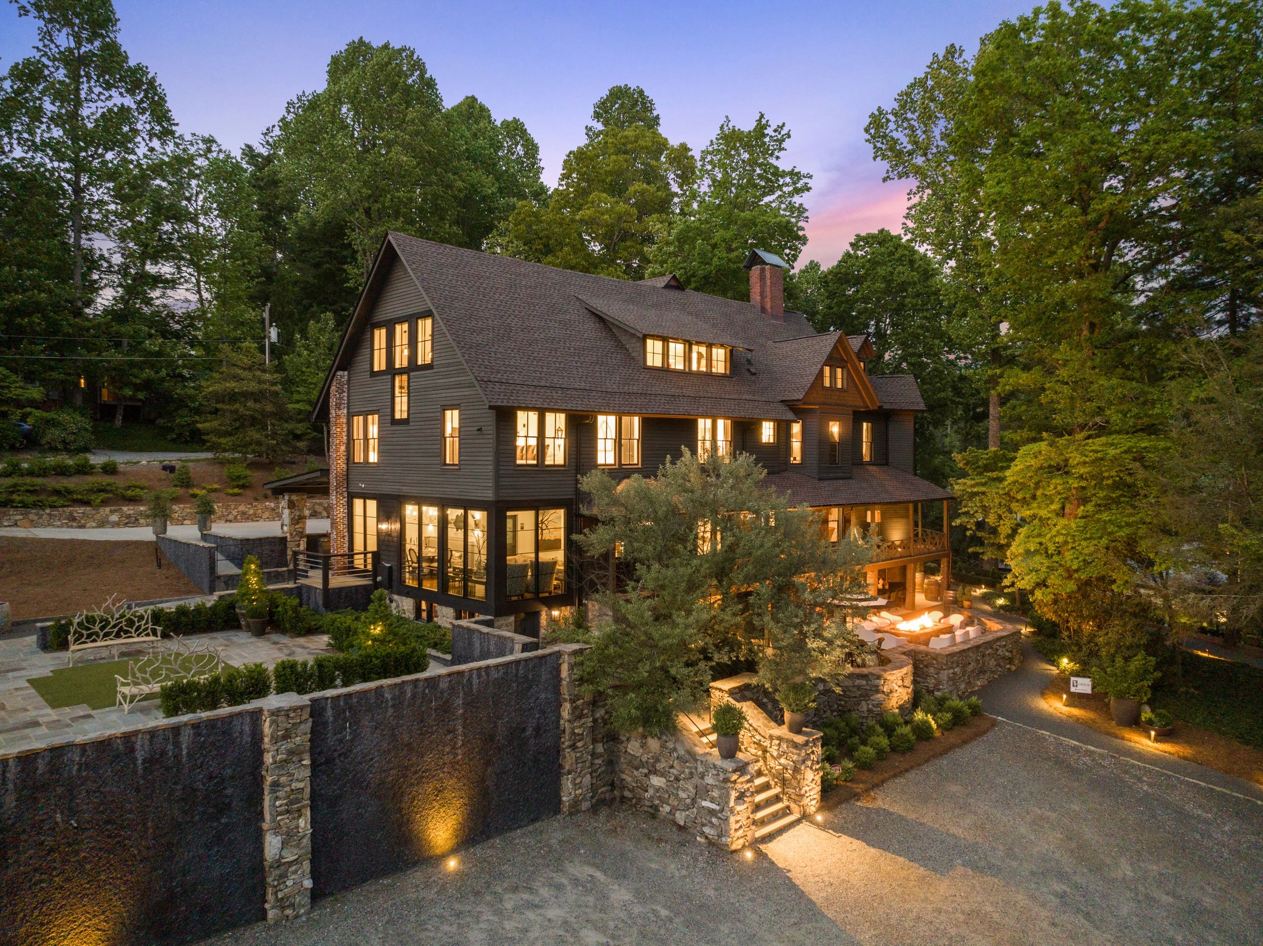 Luxury Inn in the Heart of Saluda