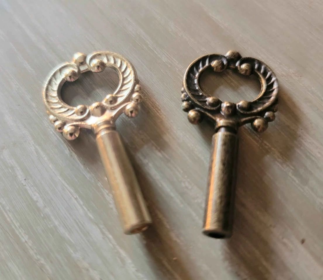 Vintage Style Key (Turn Knob) for a Lamp Socket