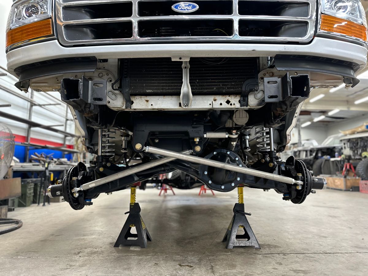 Crossover Steering Kit. Straight Tie Rod Dual Swinger