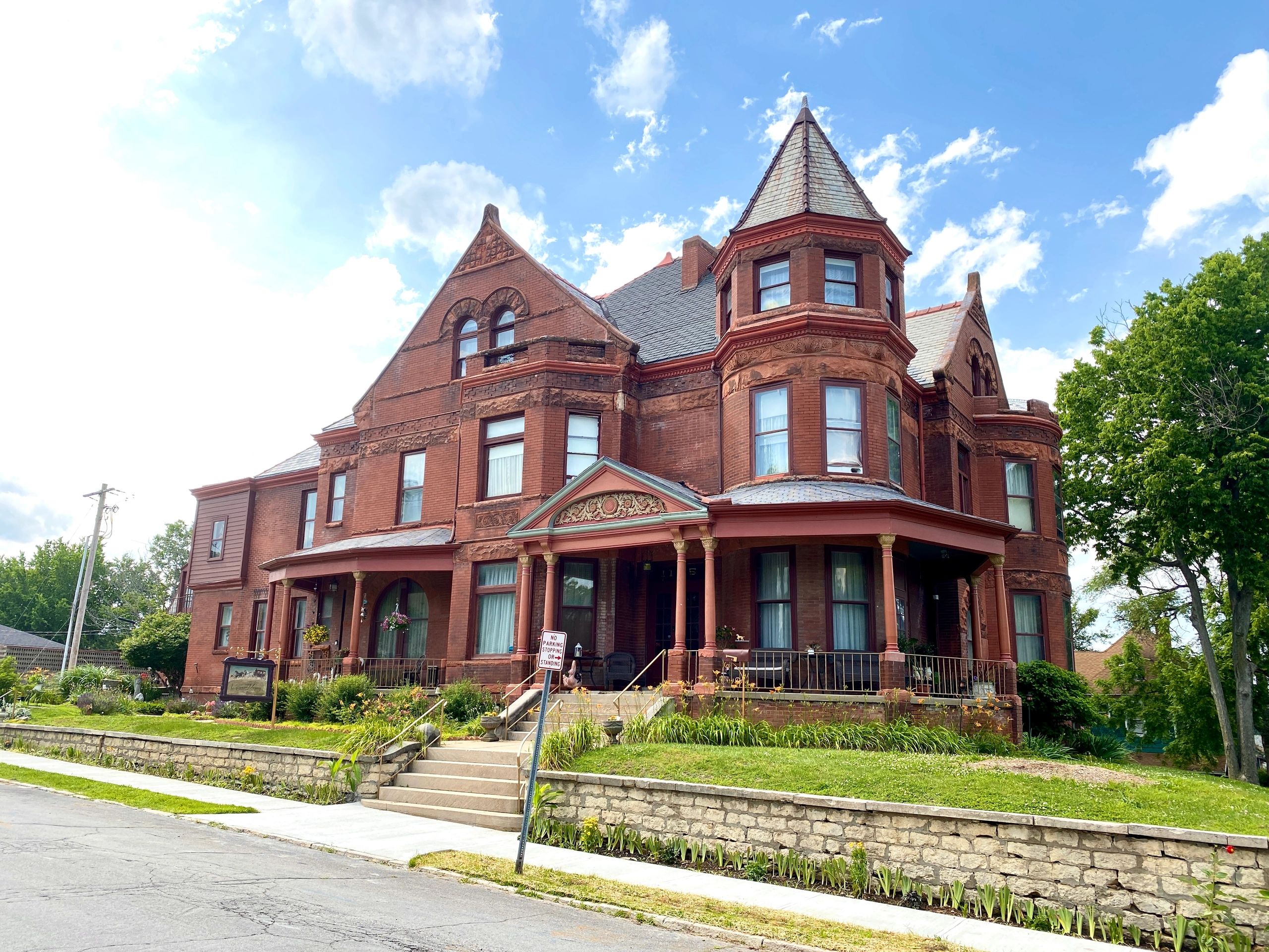 Bed & Breakfast in Saint Joseph - Vineyard Mansion & Carriage House