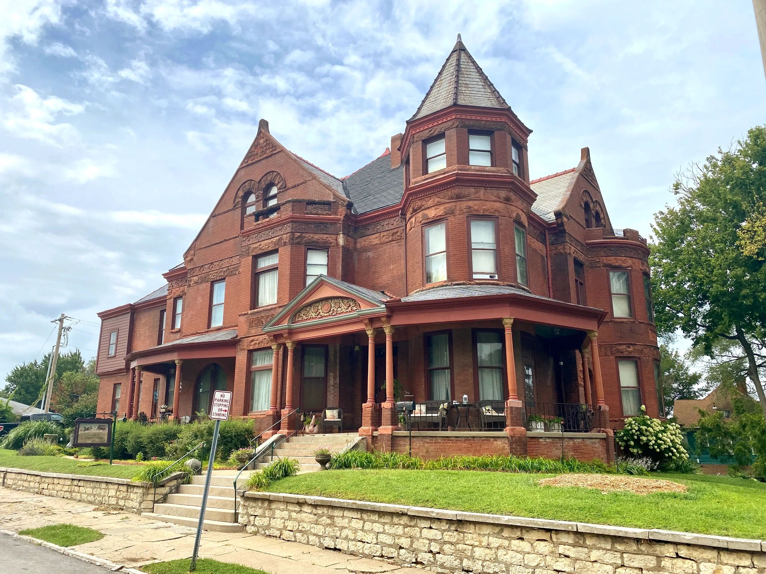 Bed & Breakfast in Saint Joseph - Vineyard Mansion & Carriage House
