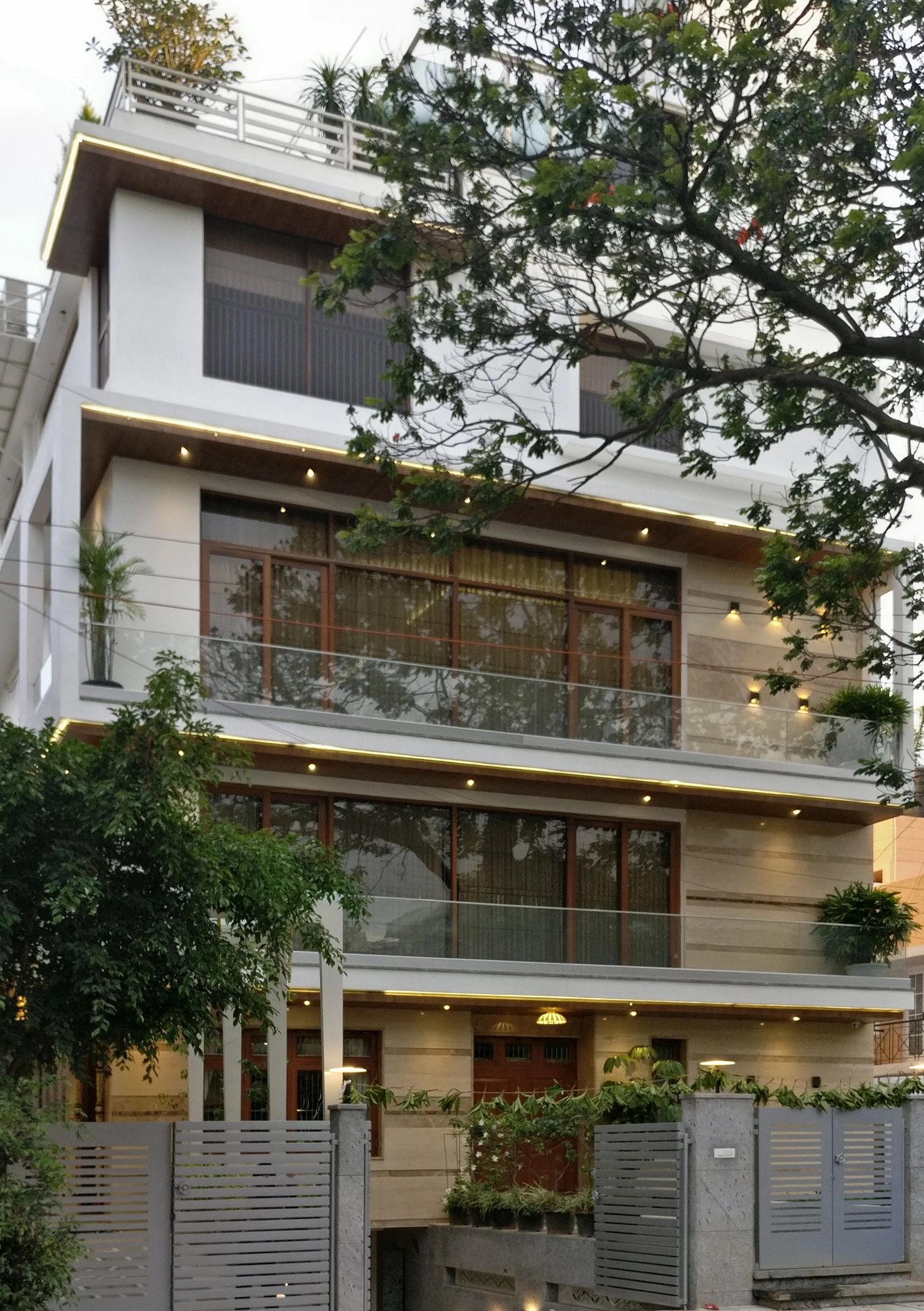 Luxury House in Sadhashiv Nagar - kenAR Architects