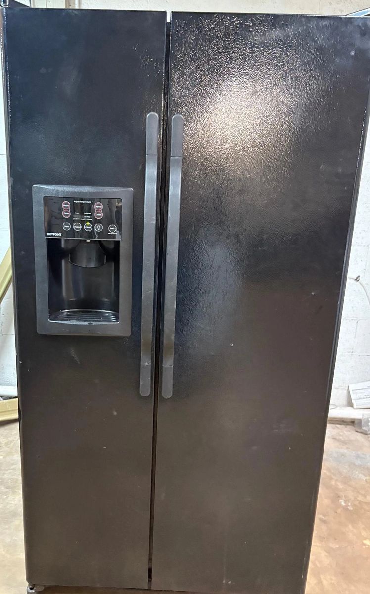 Hotpoint 25.0 cu ft Side-By-Side Refrigerator with Water and Ice Dispenser