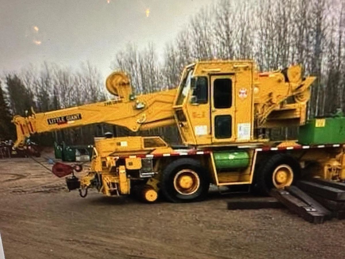 LITTLE GIANT RUBBER TIRE HI-RAIL RAILROAD CRANE WITH COUPLERS AND TRAIN AIR