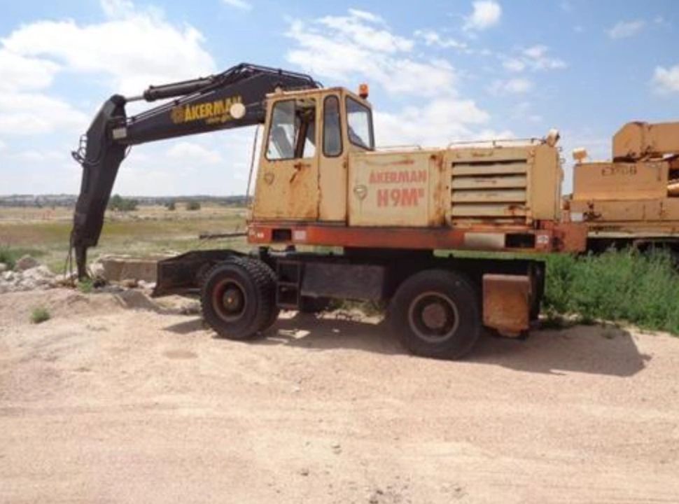 AKERMAN H9MB RUBBER TIRE EXCAVATOR CRANE BLADE