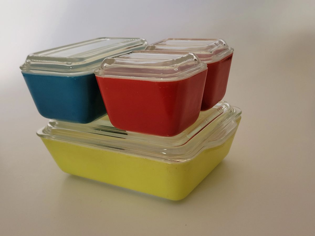 Vintage Pyrex Refrigerator Set Primary Colors. (Set of 4 with lids).