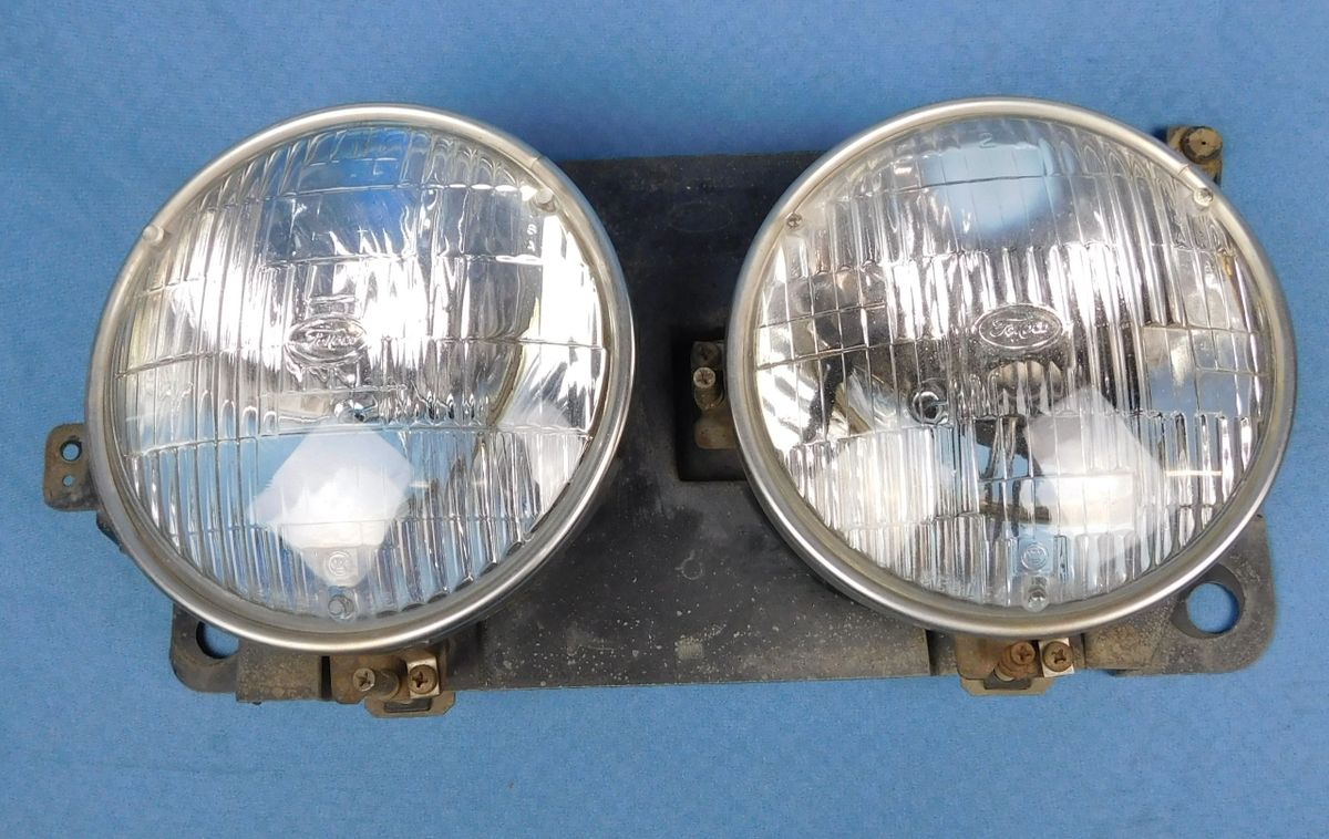 Left headlamp assembly with hideaway headlamps