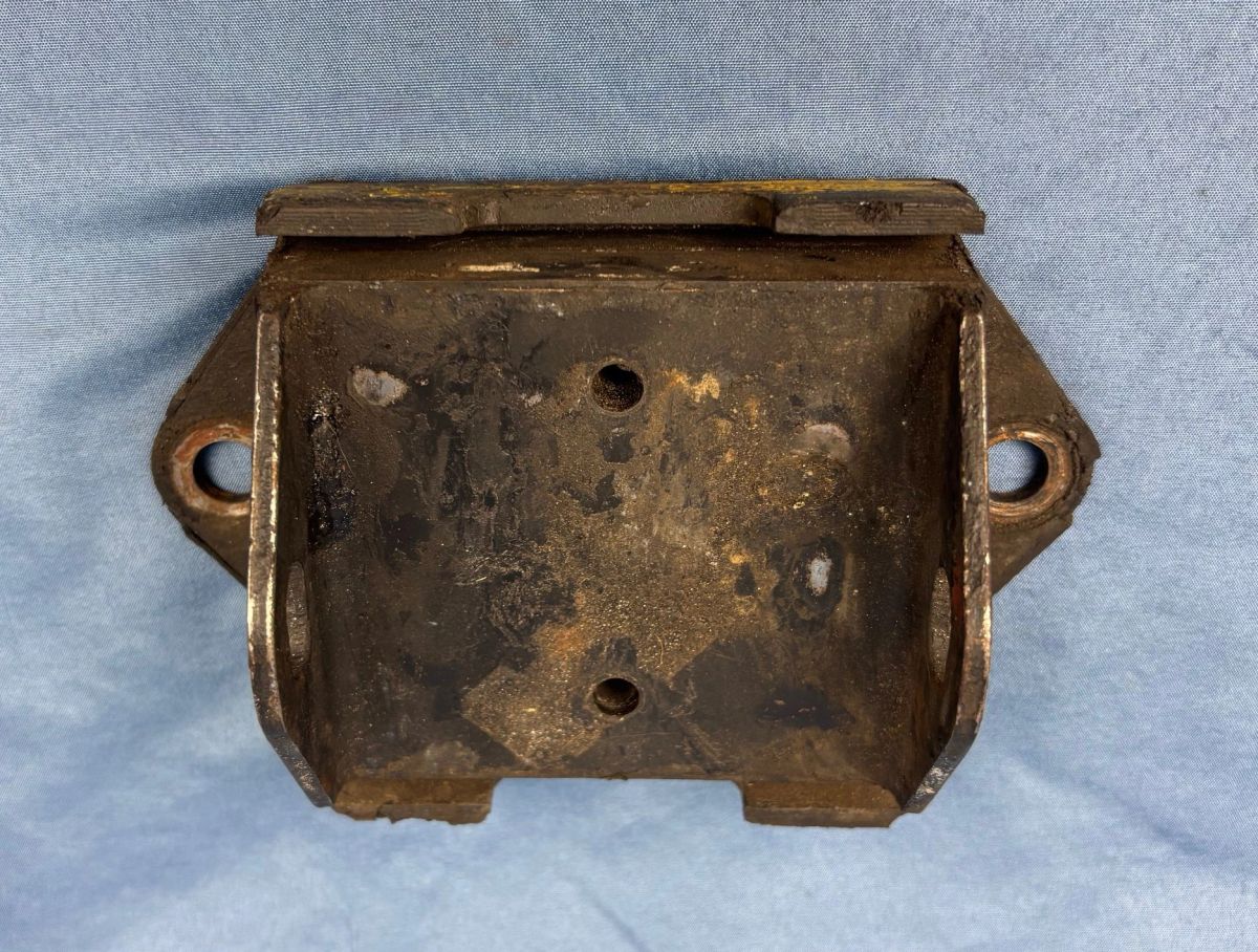 429 429CJ 429SCJ engine mount/insulator NOS FORD