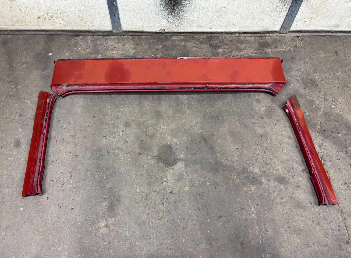 Lower rear window panel with left and right trunk gutters