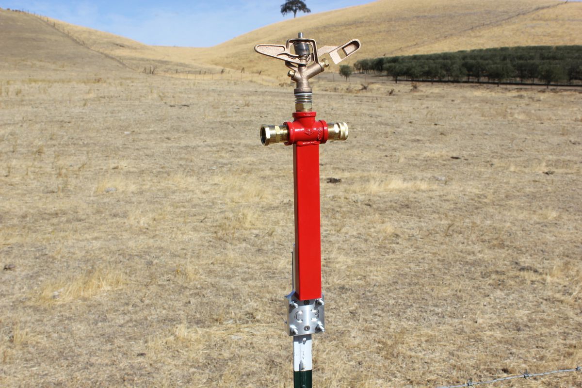 T-Post Mounted Hurricane 80 Sprinkler / Low Pressure