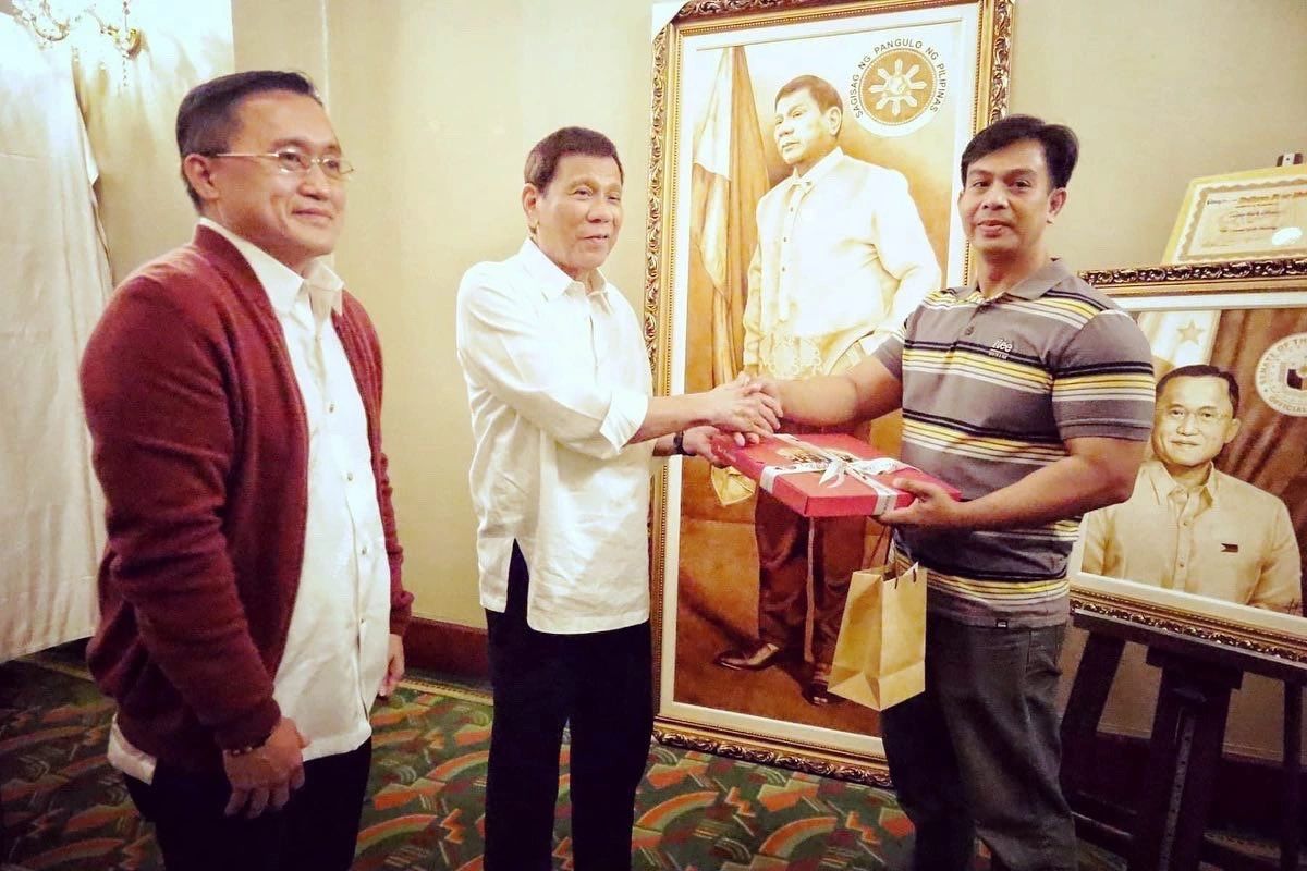 LAUREN MARK LIBUNAO:THE WORLD'S ONLY GARLIC PAINTER