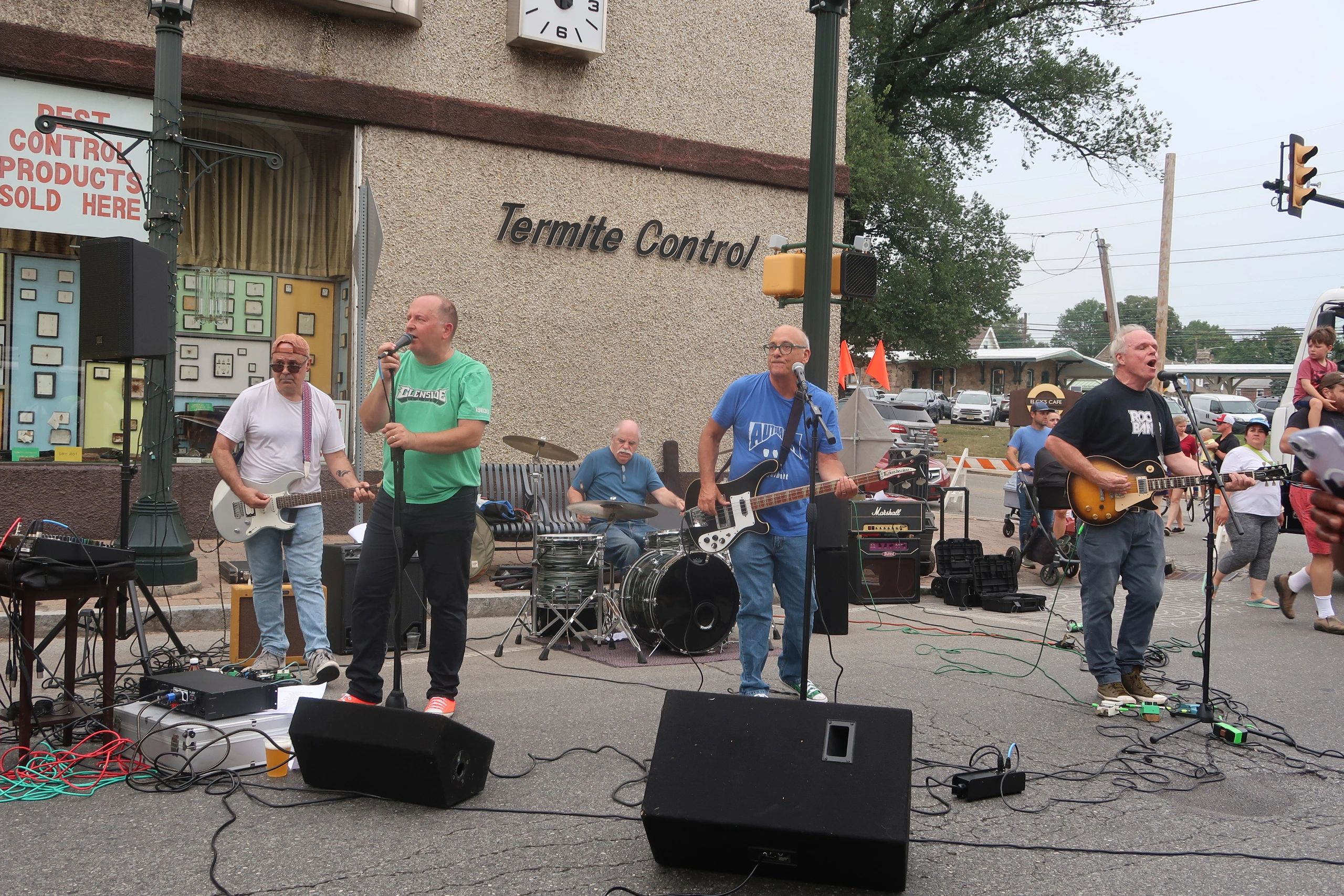 Experience the Best Live Music with The Stinks