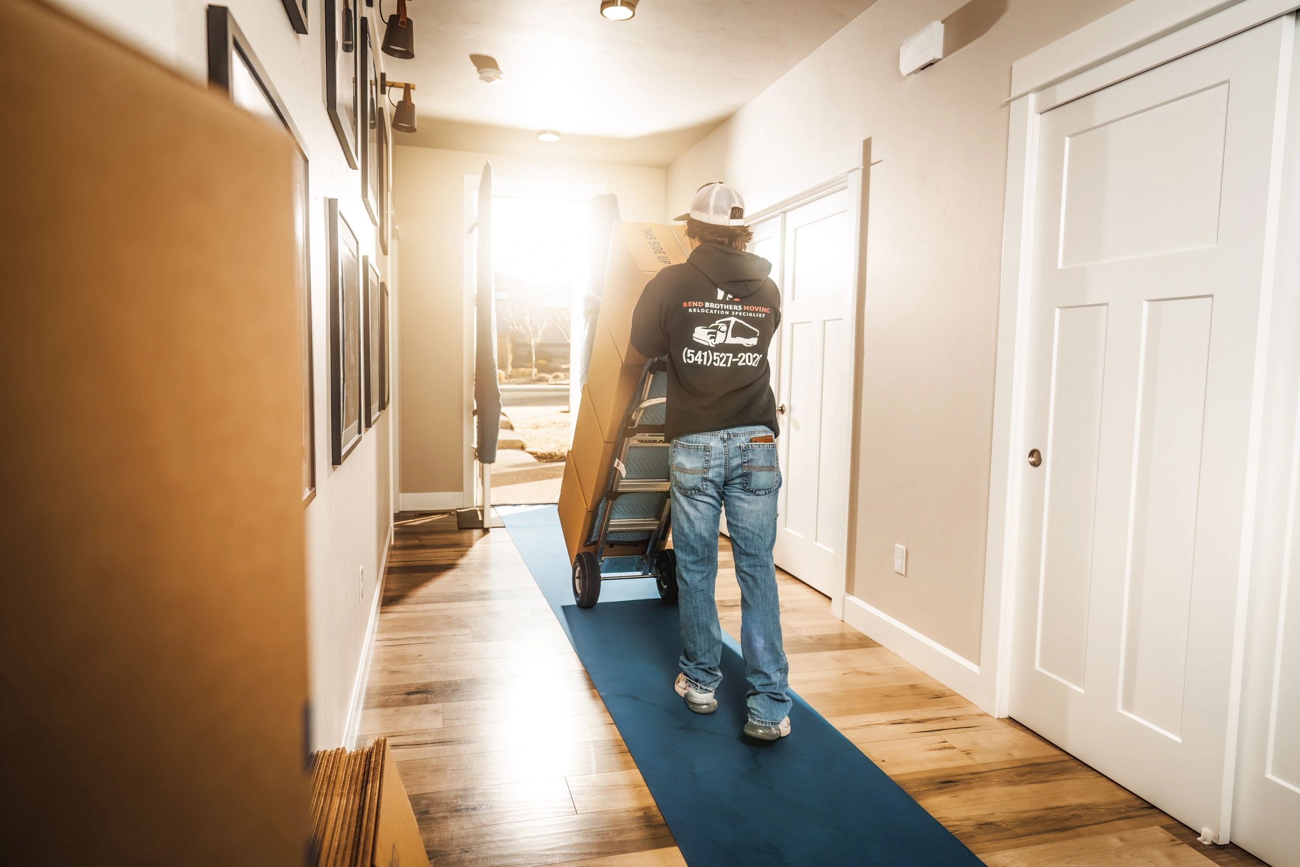 HIRING MOVERS VS. BROKERS: WHAT IS THE DIFFERENCE?