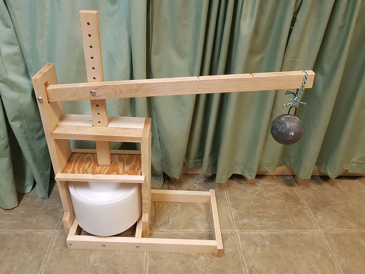 Dutch press, comes with our 1.5kg professional Gouda mould.