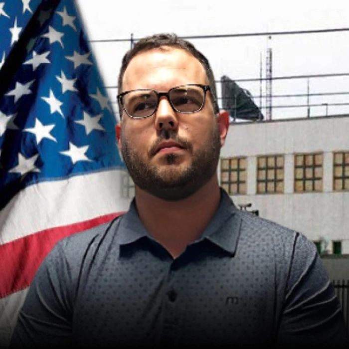 ¿QUIEN ES JOHN POULOS?