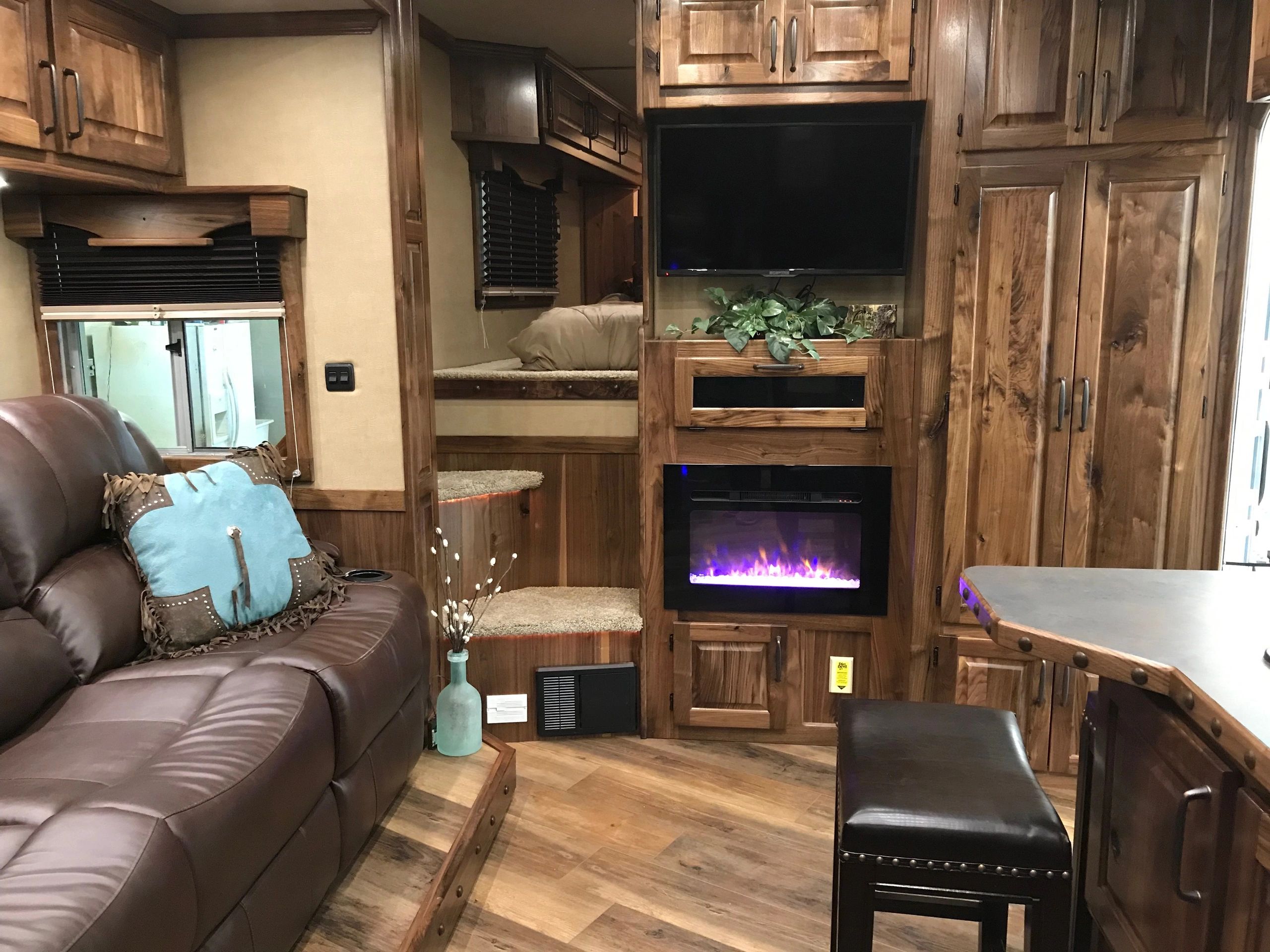 Contact Us | Duba's Trailers Customizing and Sales