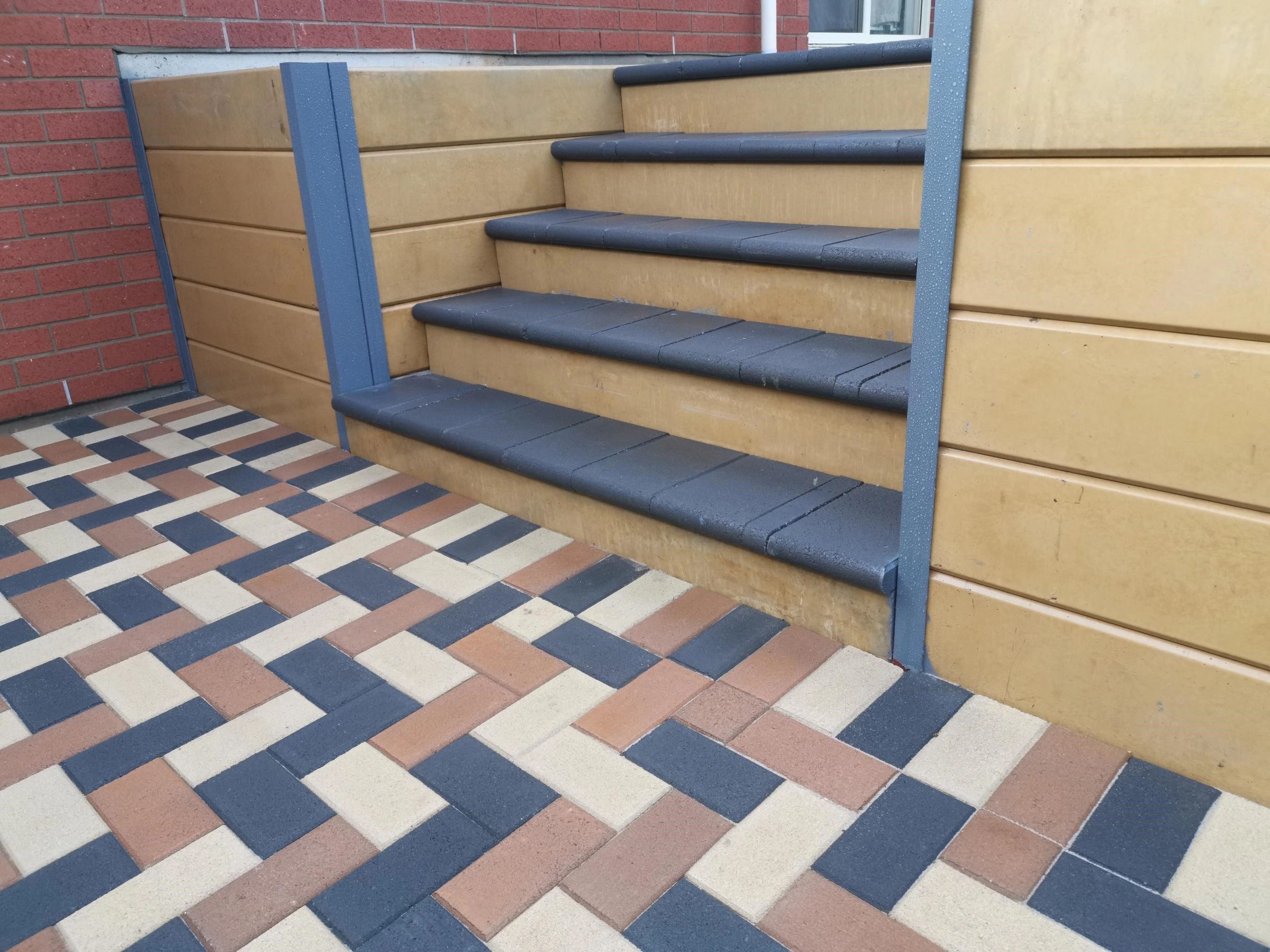 Retaining Walls with Inset Steps