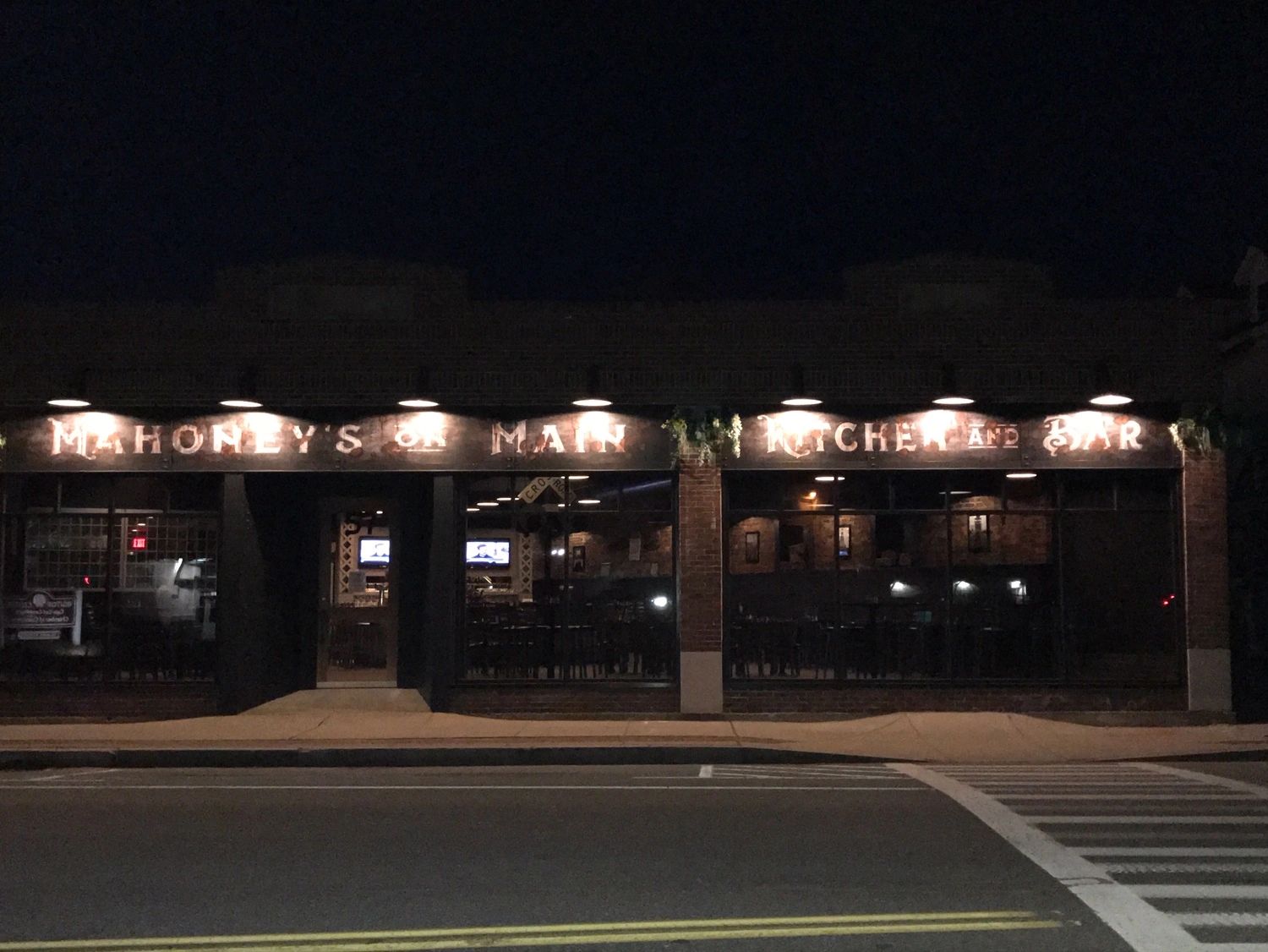 Mahoneysonmain - Restaurant, Bar