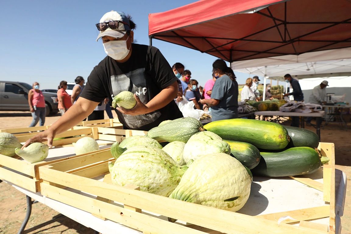 Shiprock Farmers Sell Produce in Piñon in Partnership with NHFCRF