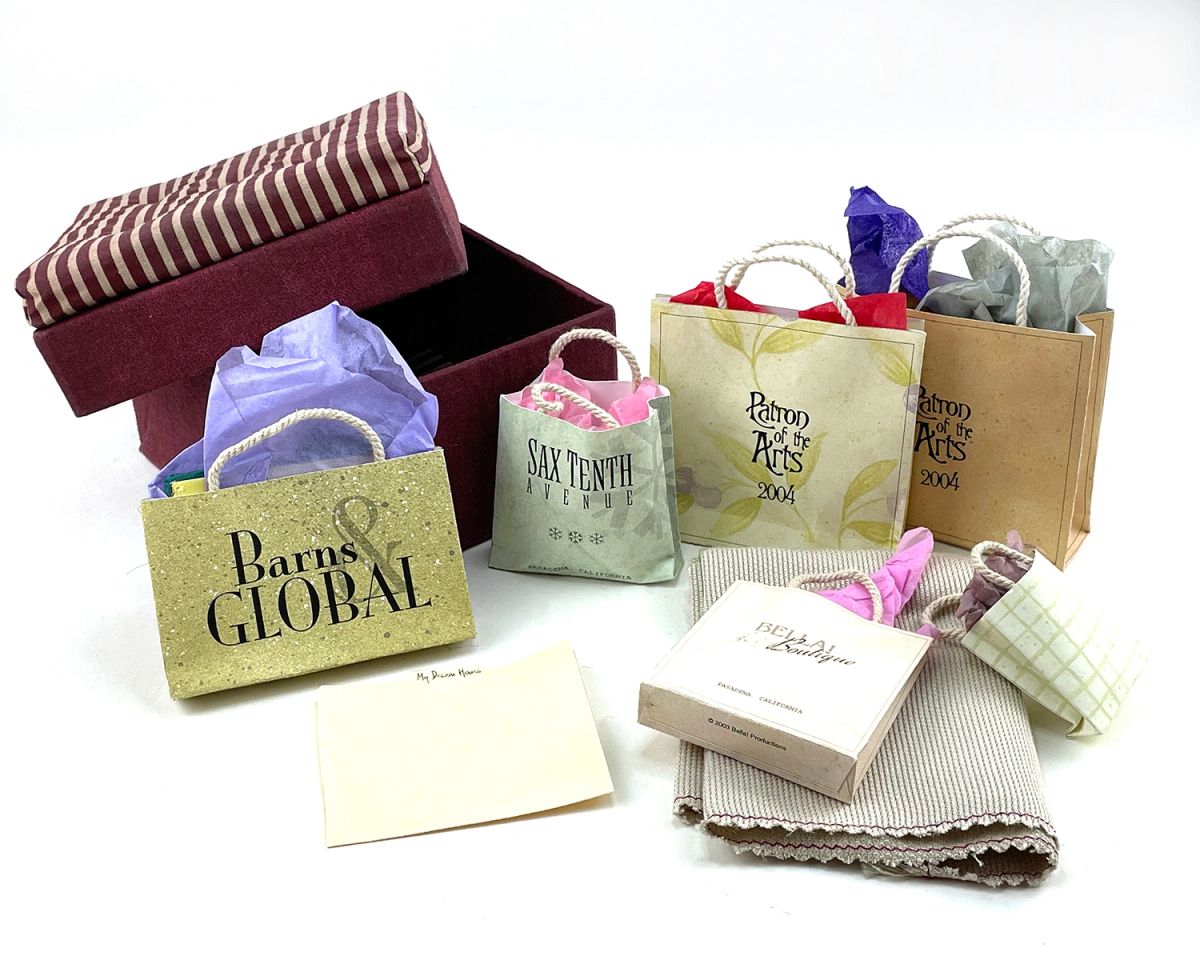 Cleabella cushioned box with props
