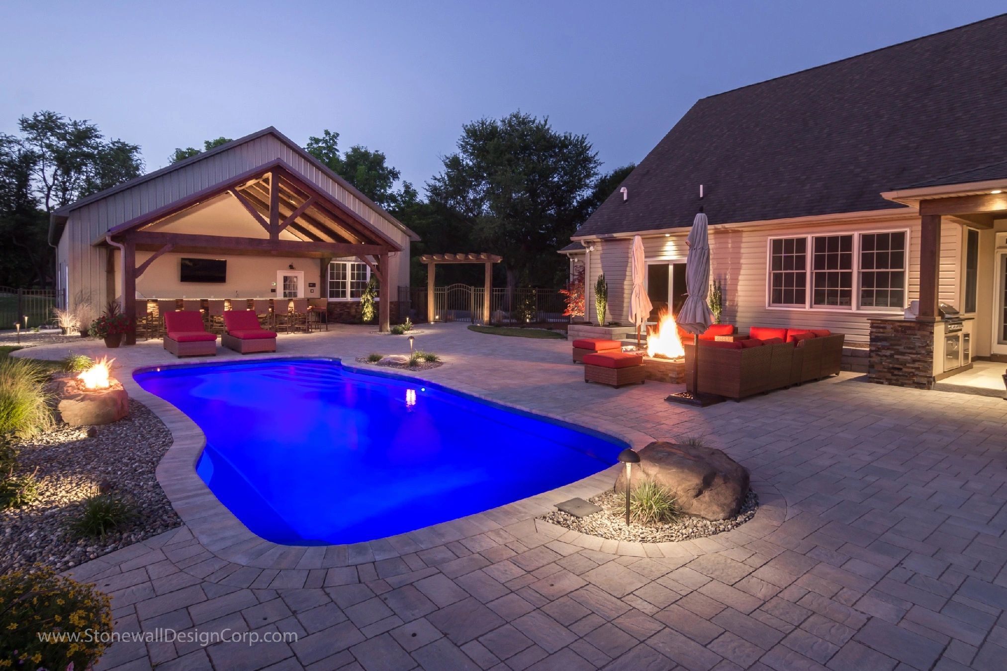 Backyard Waterfalls, Custom Backyard Spas, Outdoor Water Features ...