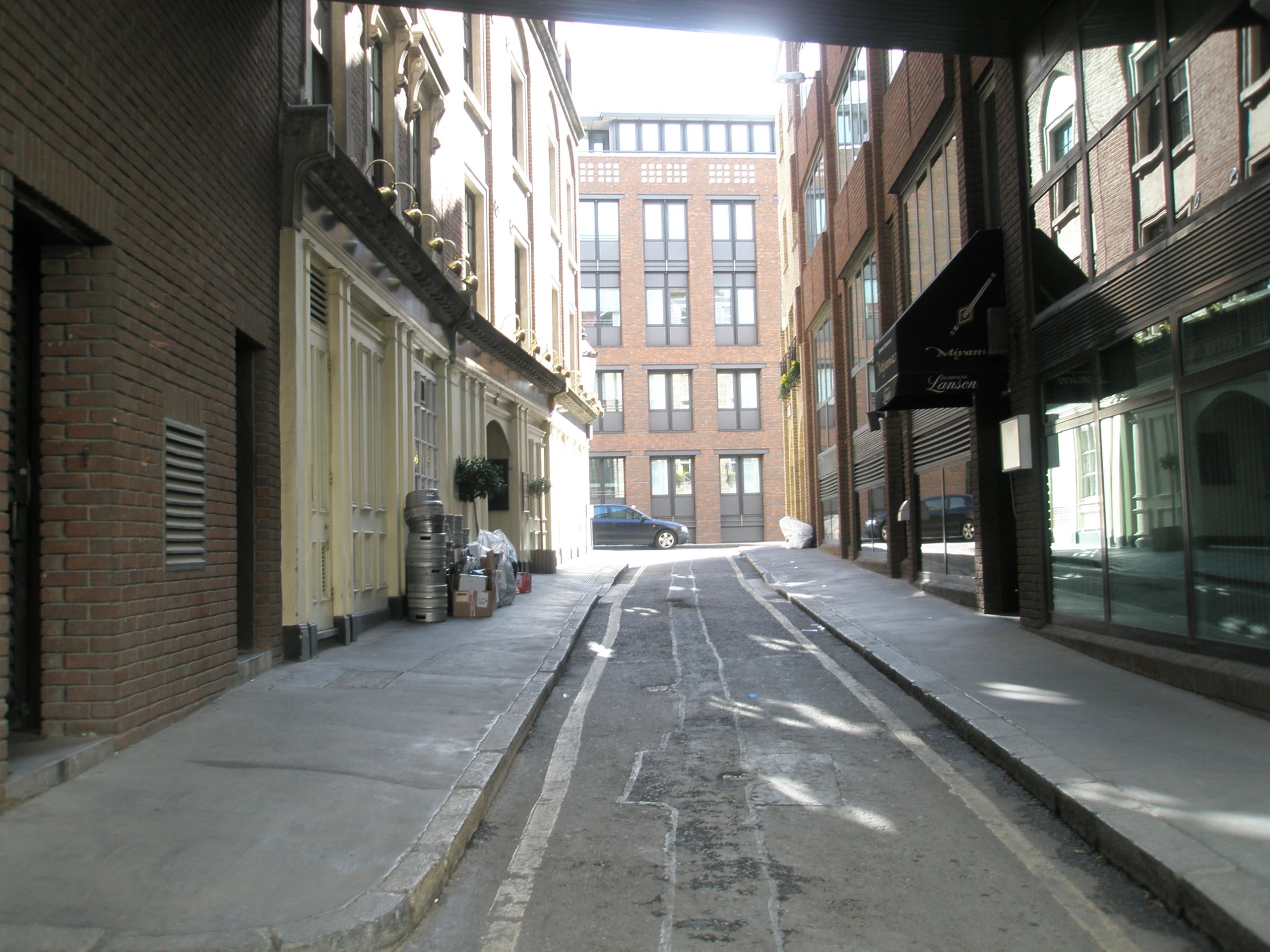 The Urban Heat Island effect and Urban Surface Roughness