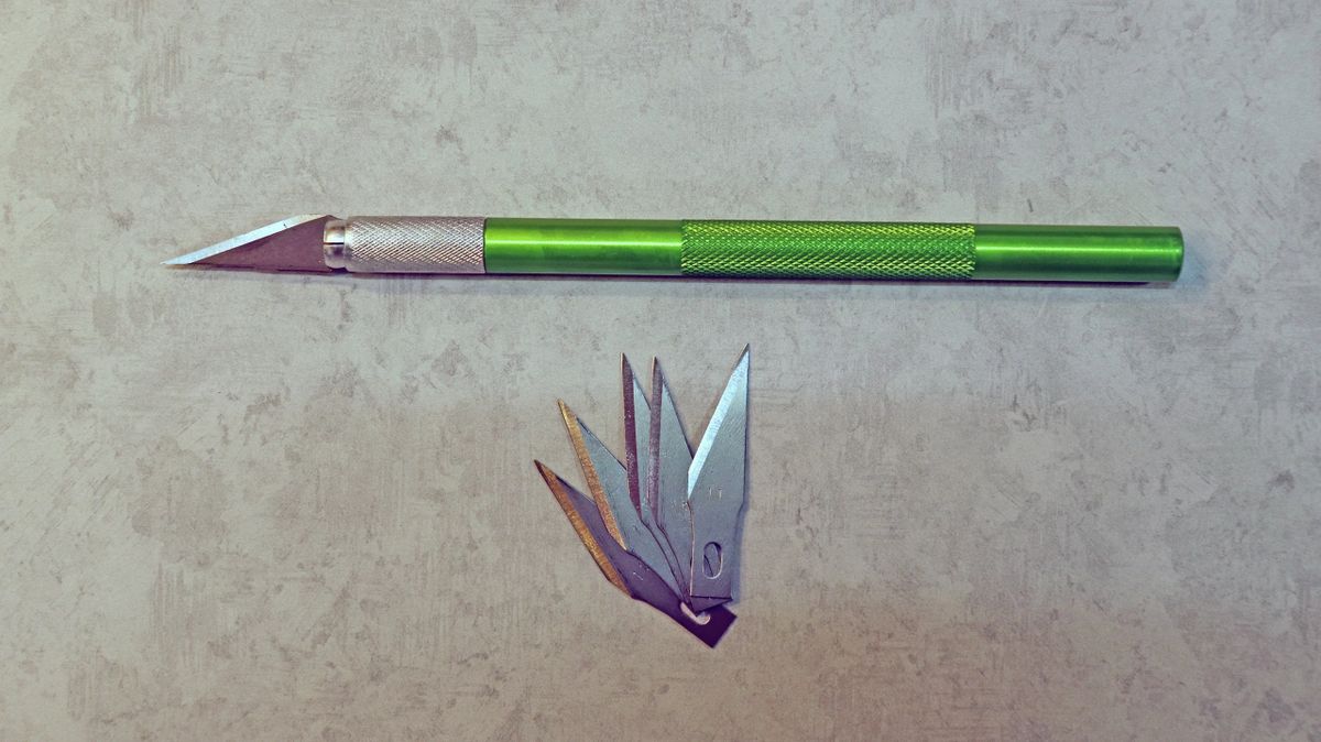 Exacto knife with 5 replacement blades