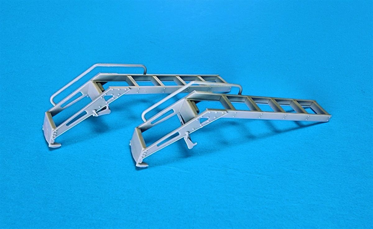 32807 F-16B/D Crew Ladder Set: Academy