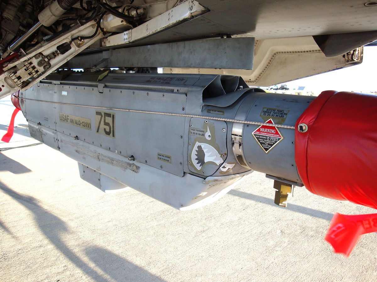32613D AN/ALQ-131 "Deep" ECM Pod w/F-16 ECM Pod Adapter