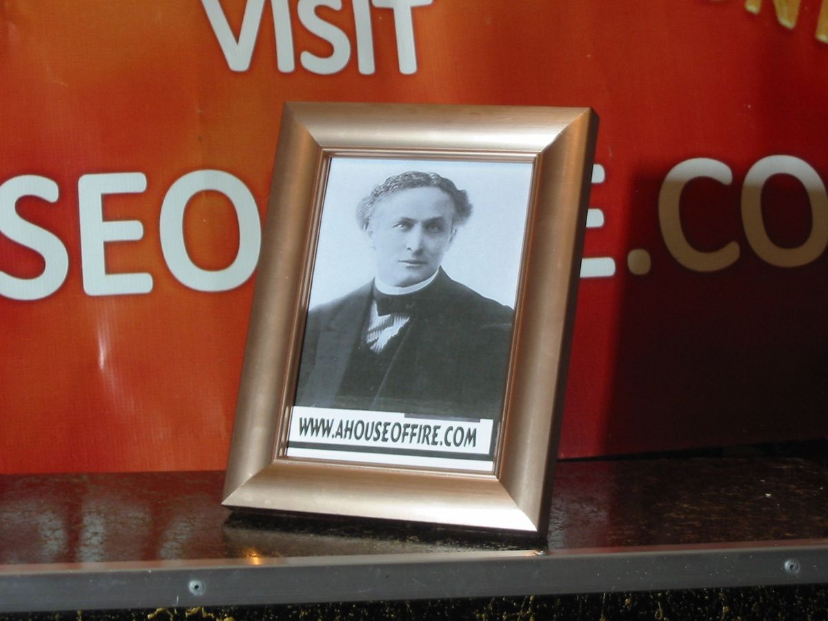 Eerie Frame: Remote-Controlled Falling Picture Frame Magic Prop