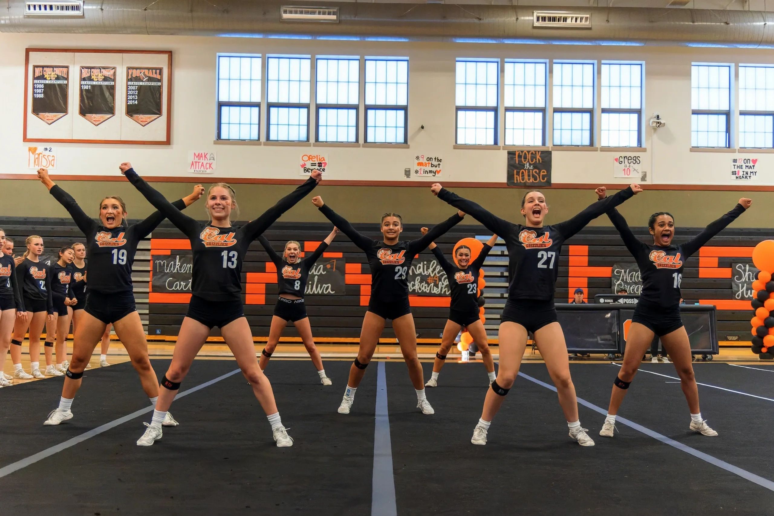 Cheerleaders High School Stunts