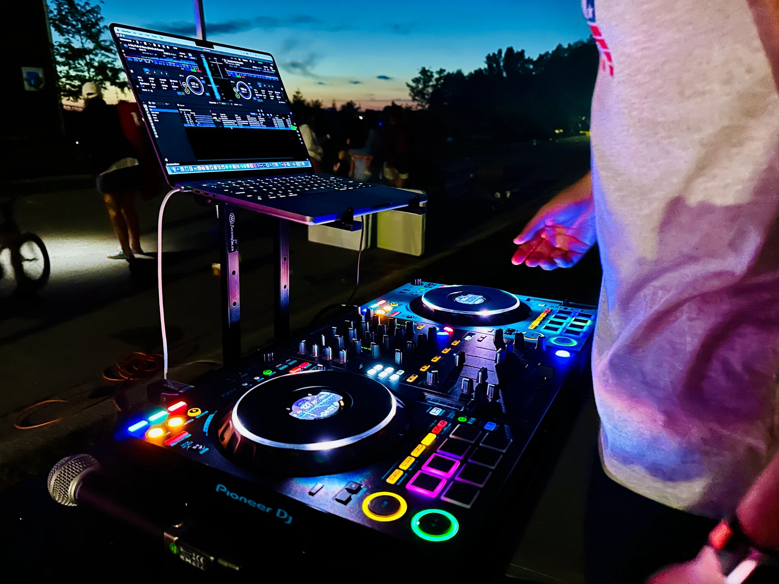 Top DJ Entertainment for Unforgettable Music Events