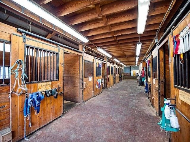 Crosswinds Stables, LLC