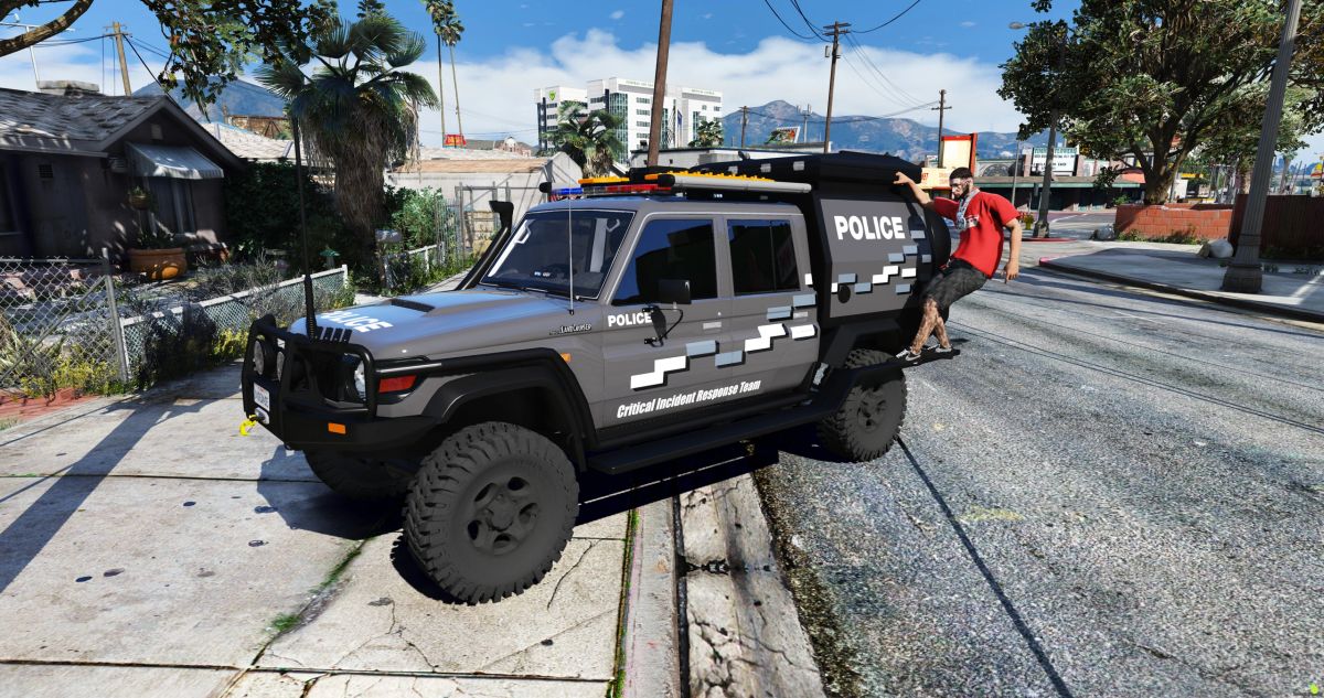 [Non ELS] Toyota Land Cruiser Police 1979 [Police] [Slider] [8 Seater]