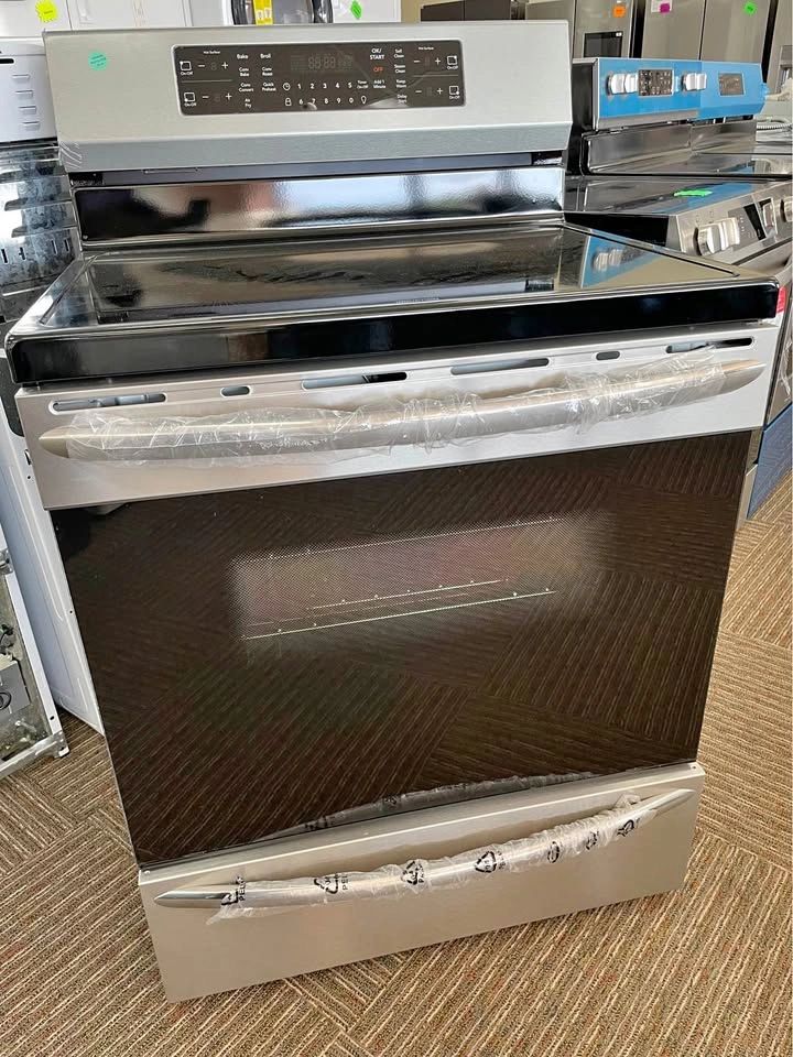 "NEW" Frigidaire 30" Freestanding Induction Range with 4 Induction Zones