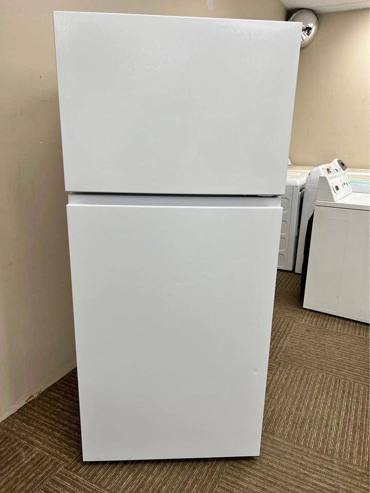 Hisense NEW Scratch and Dent Top-Freezer Refrigerator, Adjustable ...