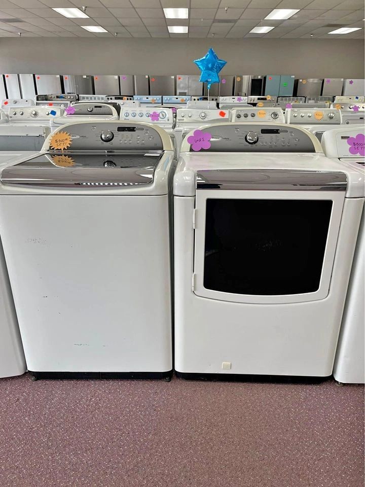 Beautiful White Whirlpool Cabrio Washing Machine & Gas Dryer Set