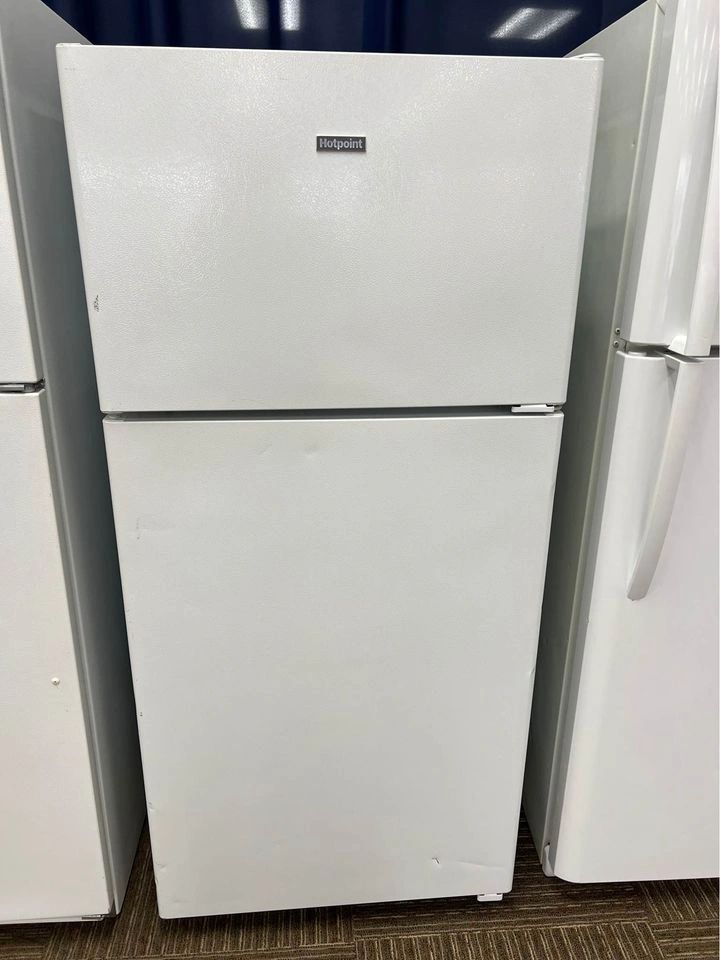 Hotpoint Top Freezer Refrigerator, Recessed Handle, Adjustable Wire ...