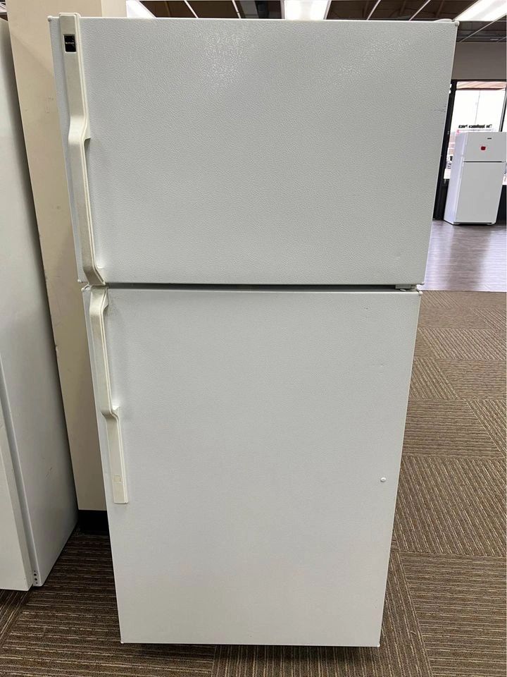 Hotpoint Refurbished Refrigerator with 2 Adjustable Wire Shelves ...