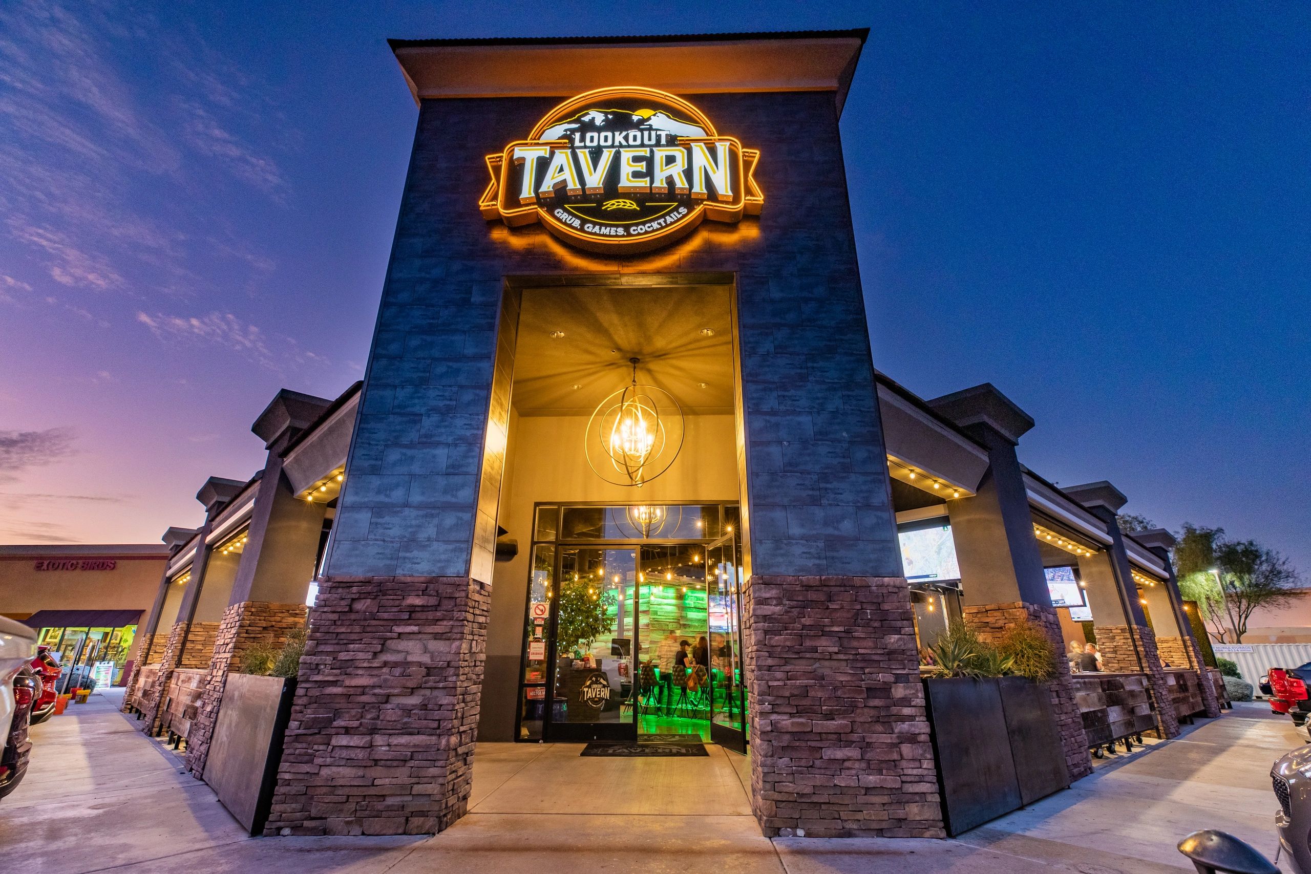 Lookout Tavern - Bar & Restaurant - Phoenix, AZ