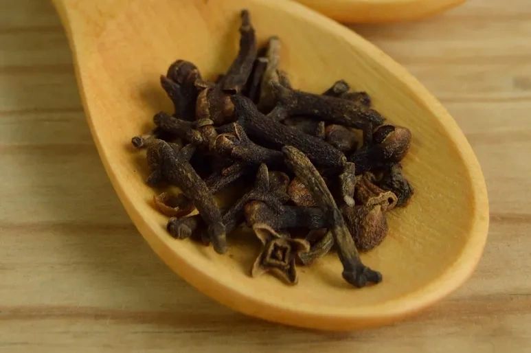 5 Health Benefits of Cloves + A Free PDF Poster!