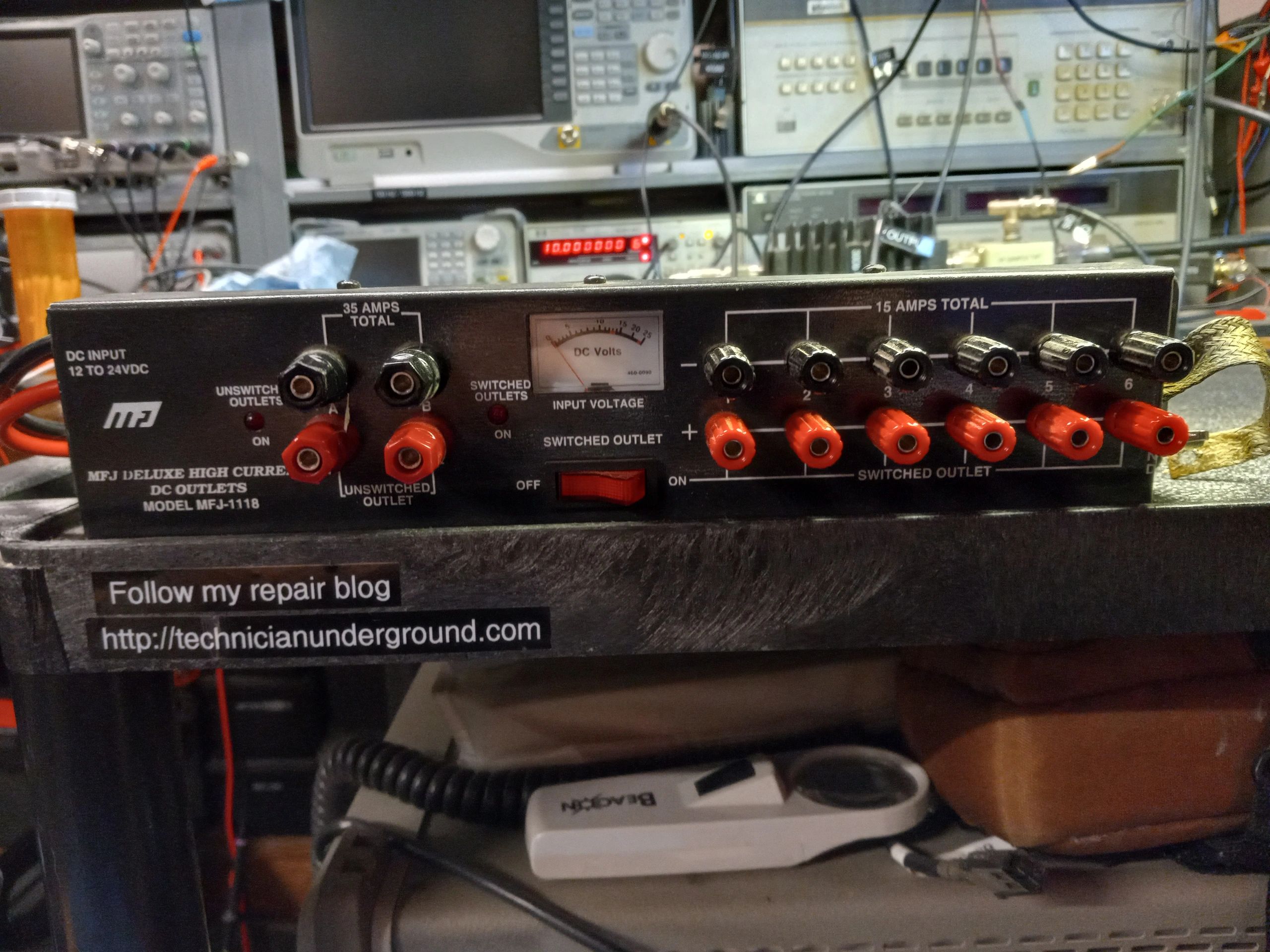 MFJ-1118 DC power outlets