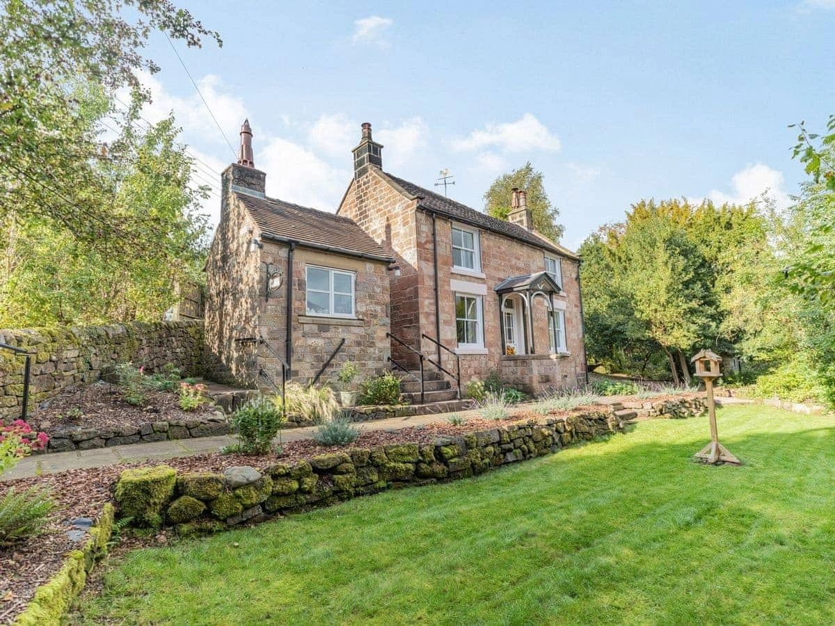 Spring Cottage Holiday Let - Family-Friendly Peak District Retreat