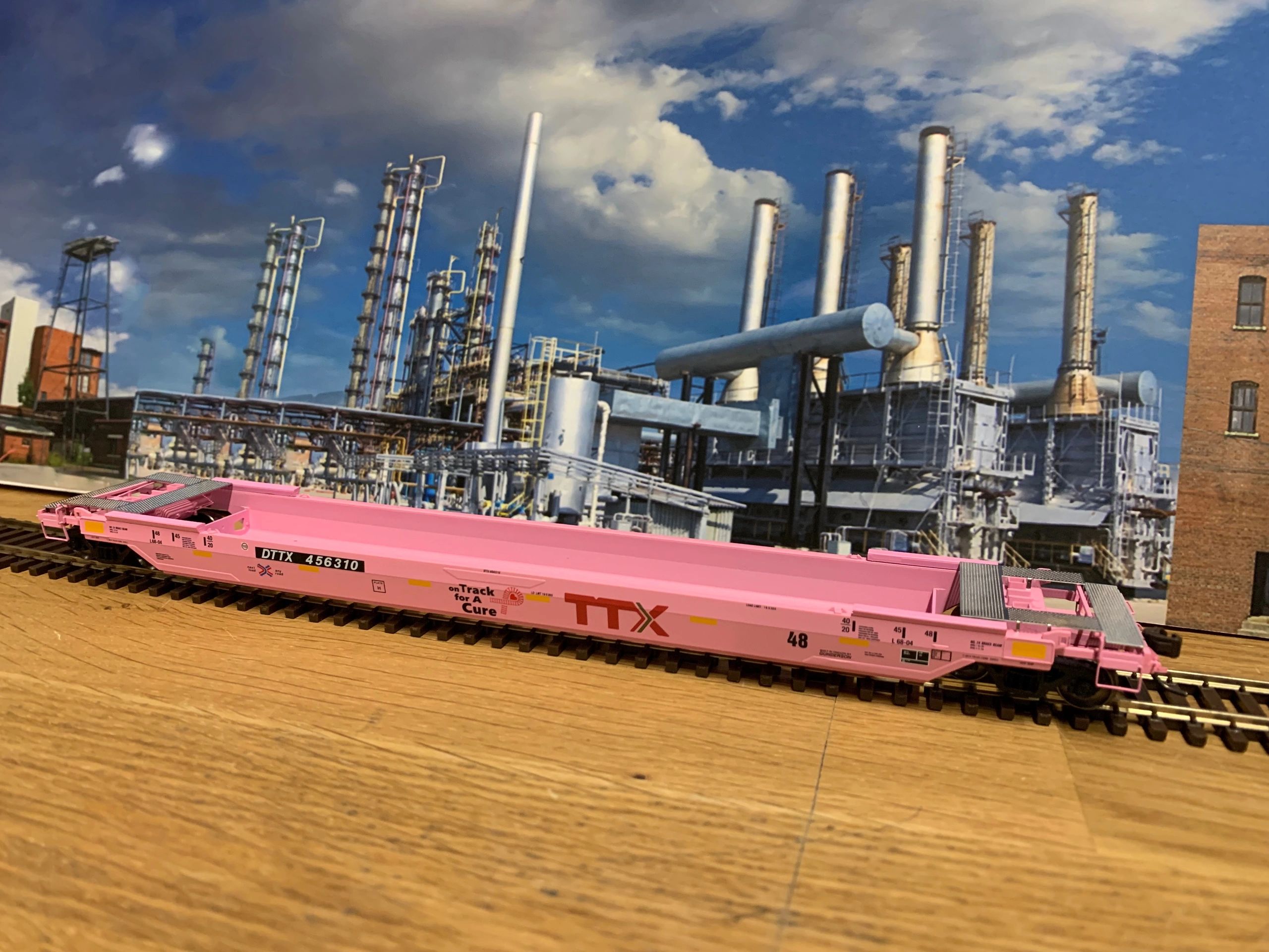 Atlas HO 48' Well Car TTX "On track for a cure" Just In!